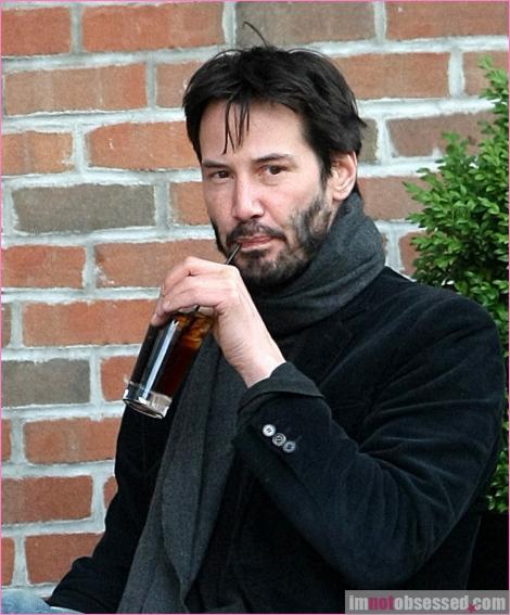 KEANEWS: May 11 2010 Keanu Reeves Drinks Coffee in NY